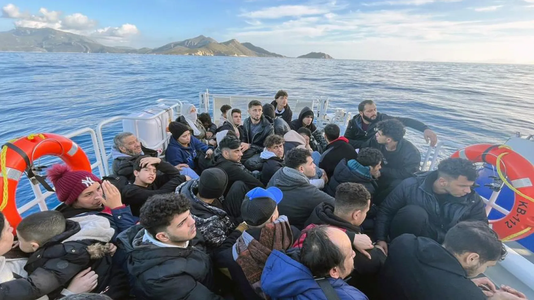 Yunanistan'ın geri ittiği düzensiz göçmenler kurtarıldı Yunanistan'ın geri ittiği düzensiz göçmenler kurtarıldı